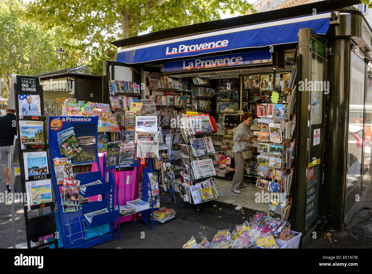 Magazine kiosk hi-res stock photography and images - Alamy