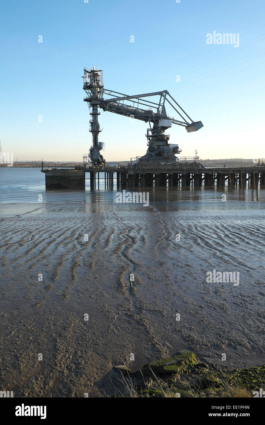 A large unloading gantry on the River Thames Stock Photo - Alamy