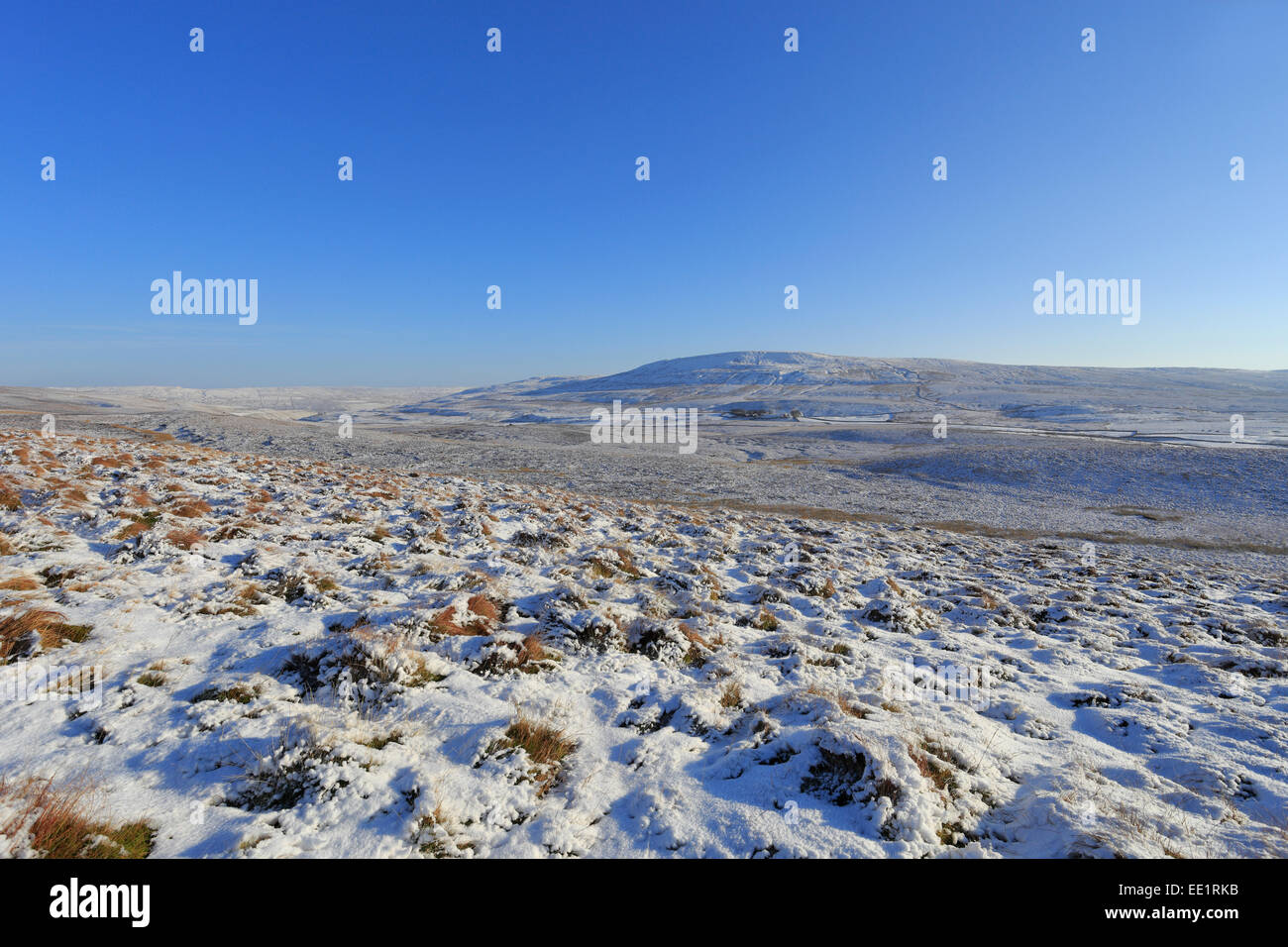 Pennine Way across Fountains Fell in winter snow, Yorkshire Dales ...