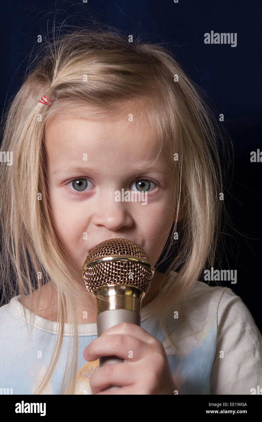 Singing head shot hi-res stock photography and images - Alamy