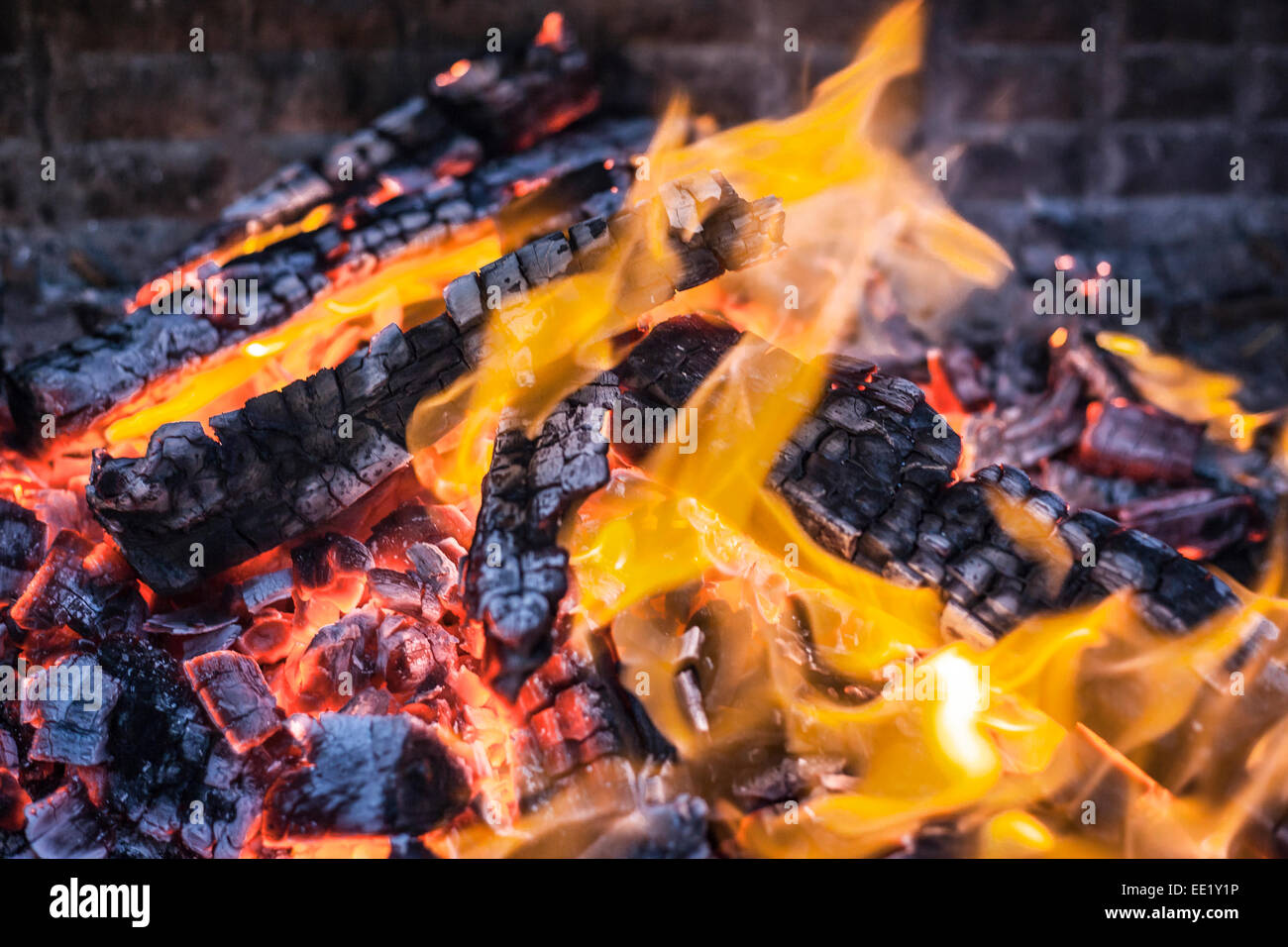 Campfire burning wood hi-res stock photography and images - Alamy