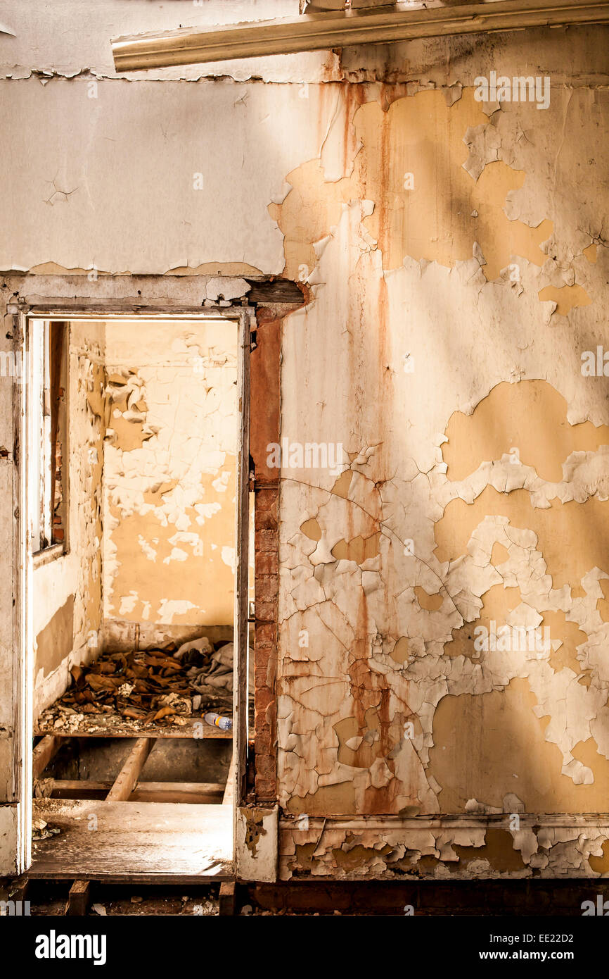 Old condemned house ready for demolition Stock Photo - Alamy