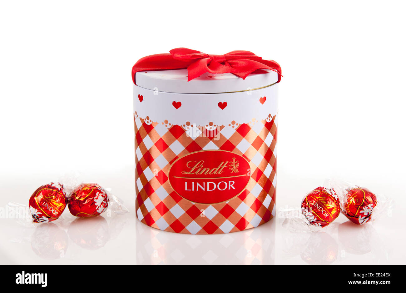 Lindt lindor wrapped chocolates hi-res stock photography and images - Alamy