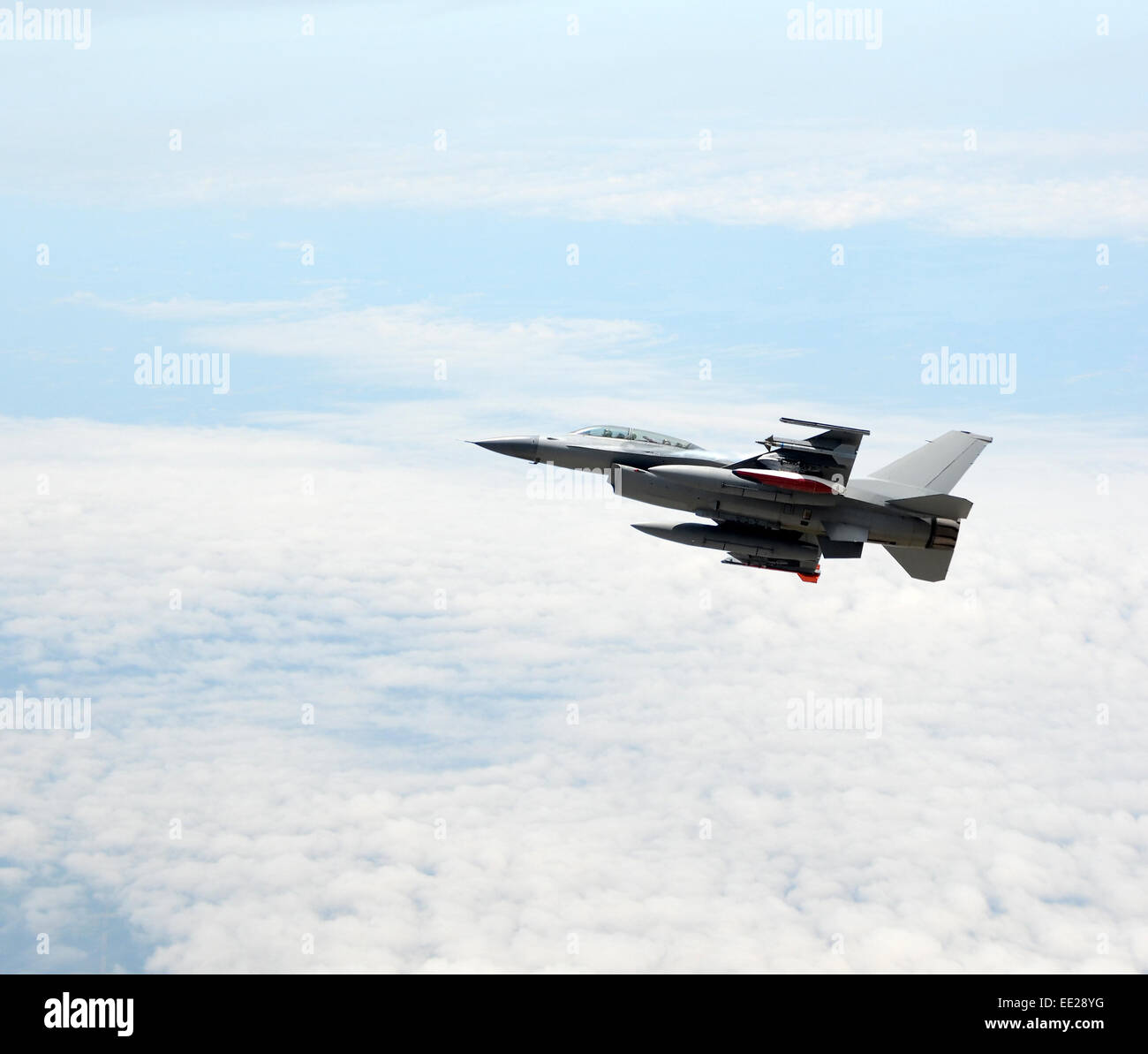 Modern F-16 fighter jet flying at high altitude Stock Photo - Alamy