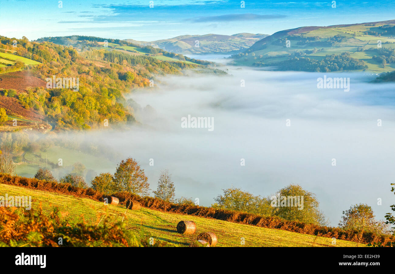WYE VALLEY AND RIVER NEAR BUILTH WELLS POWYS AN EARLY MORNING MIST AND ...