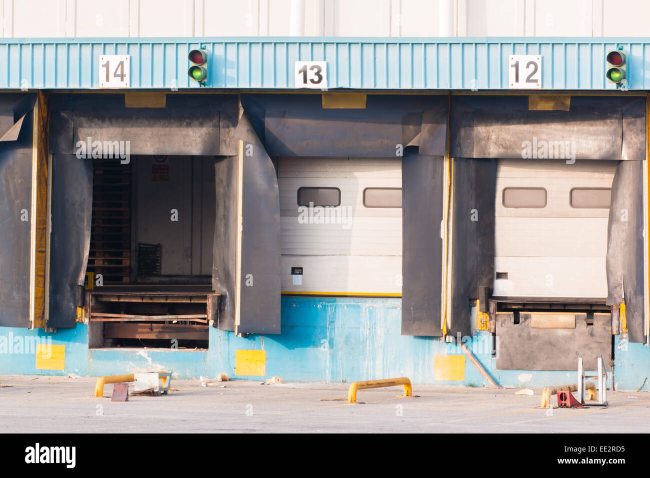 Logistics center's empty Loading dock cargo doors Stock Photo - Alamy Logistics center's empty Loading dock cargo doors Stock Photo - Alamy