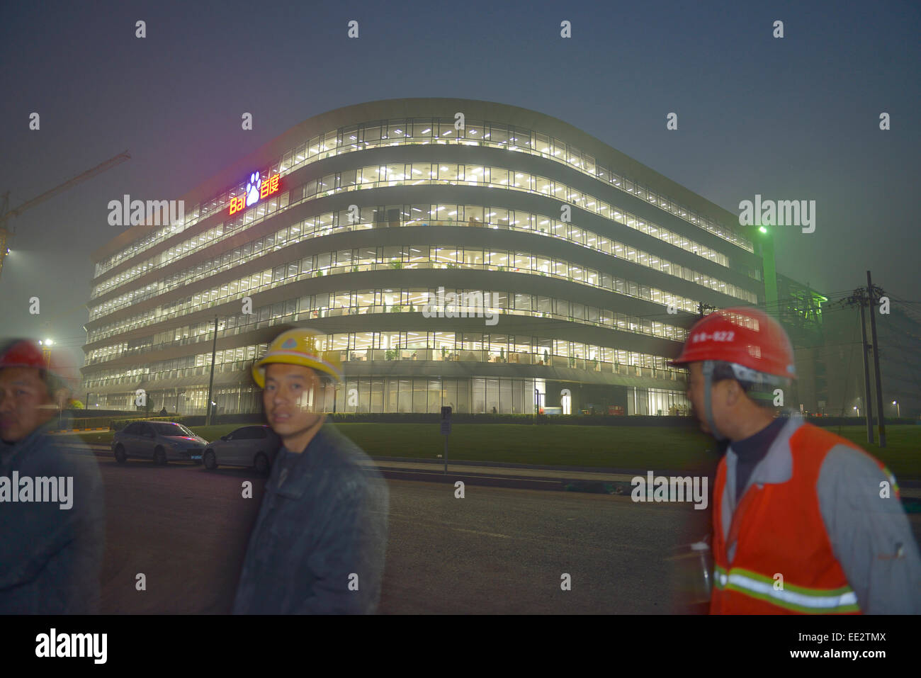 Chinese workers walk construction hi-res stock photography and images ...