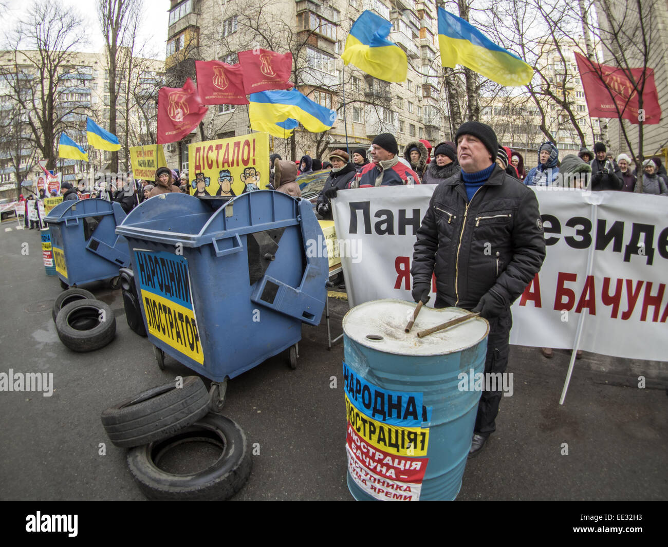 Garbage drums hi-res stock photography and images - Alamy