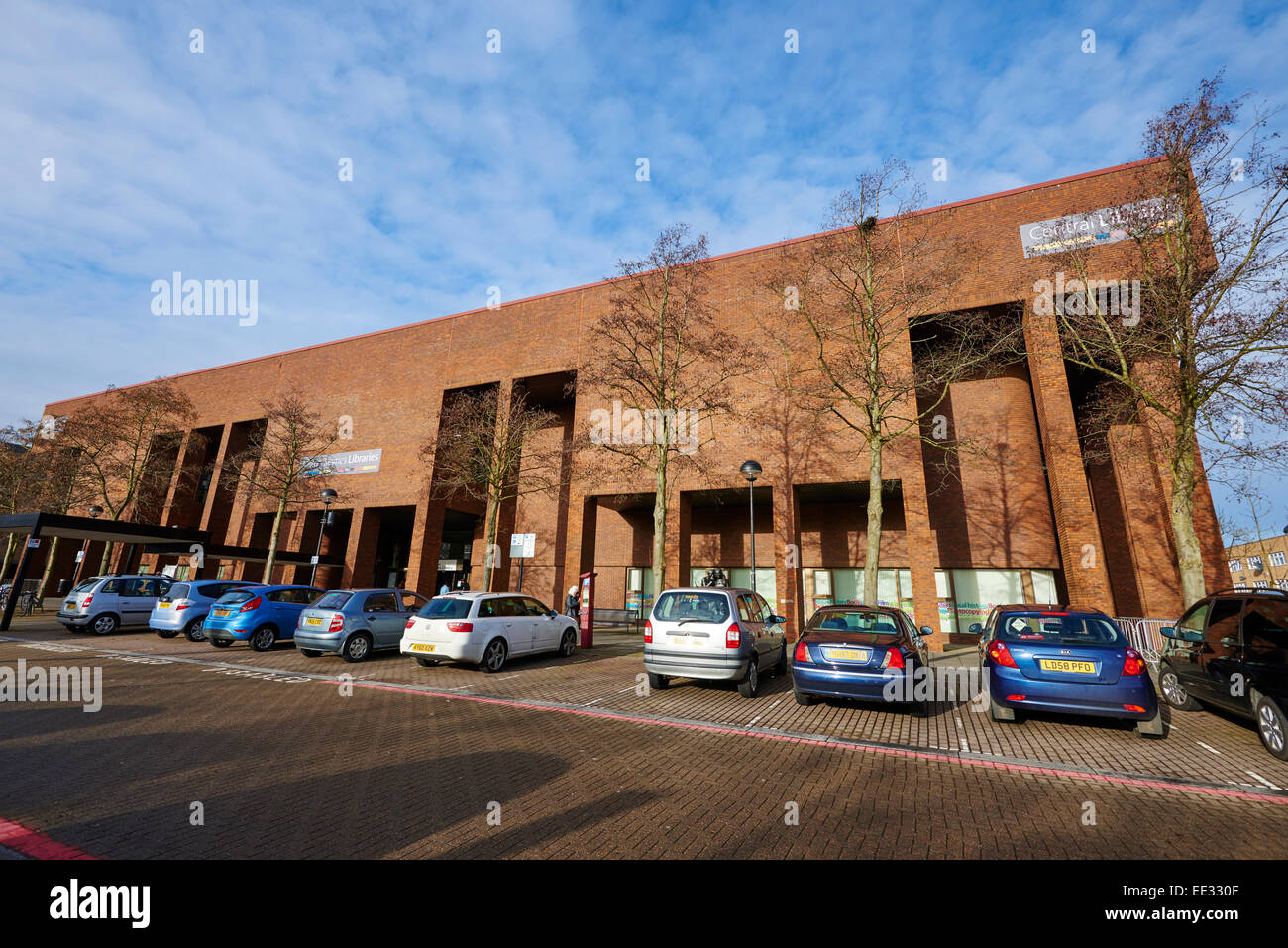 Outside the milton keynes library hi-res stock photography and images ...