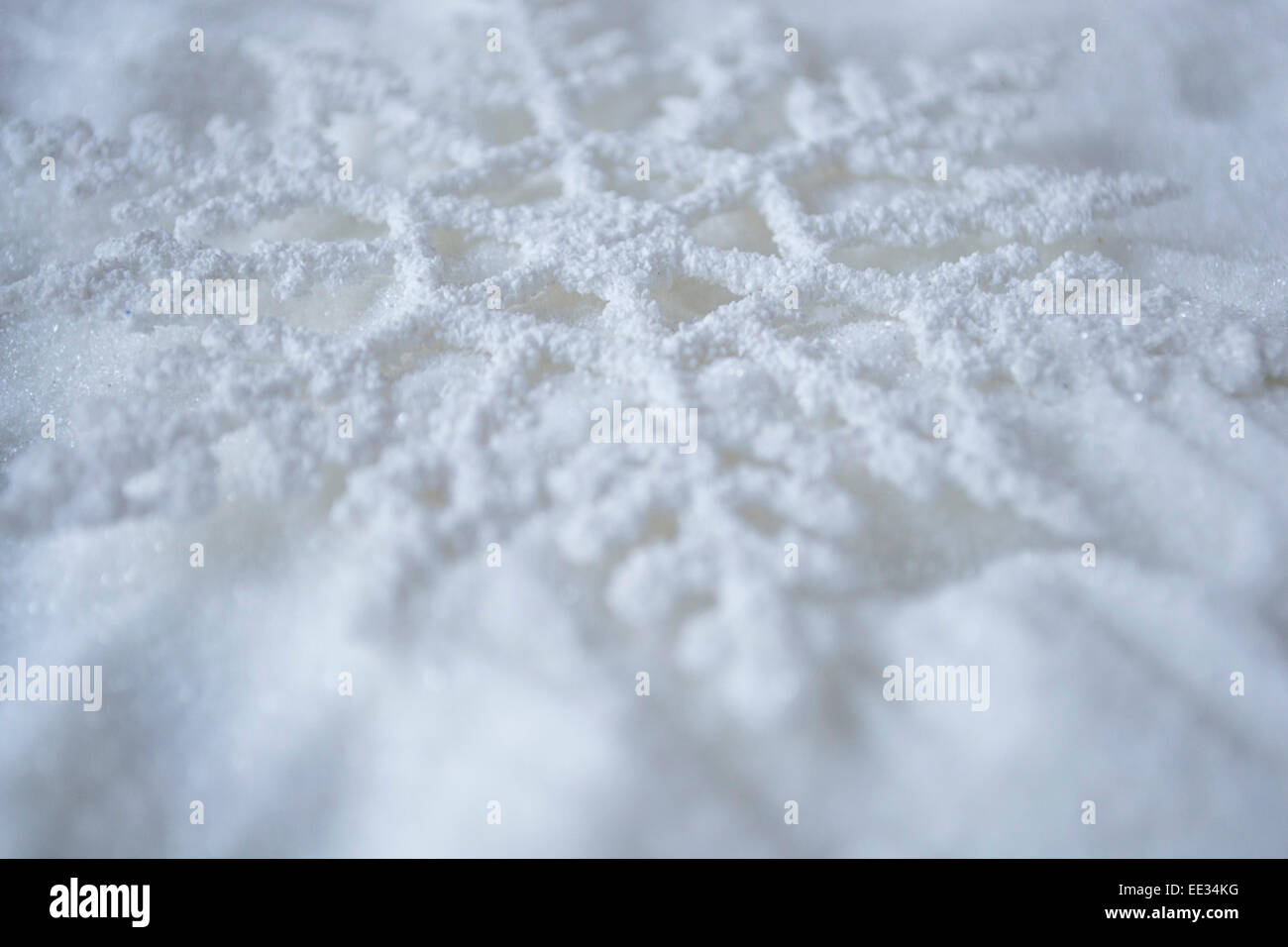 A snowflake in a bed of snow Stock Photo - Alamy