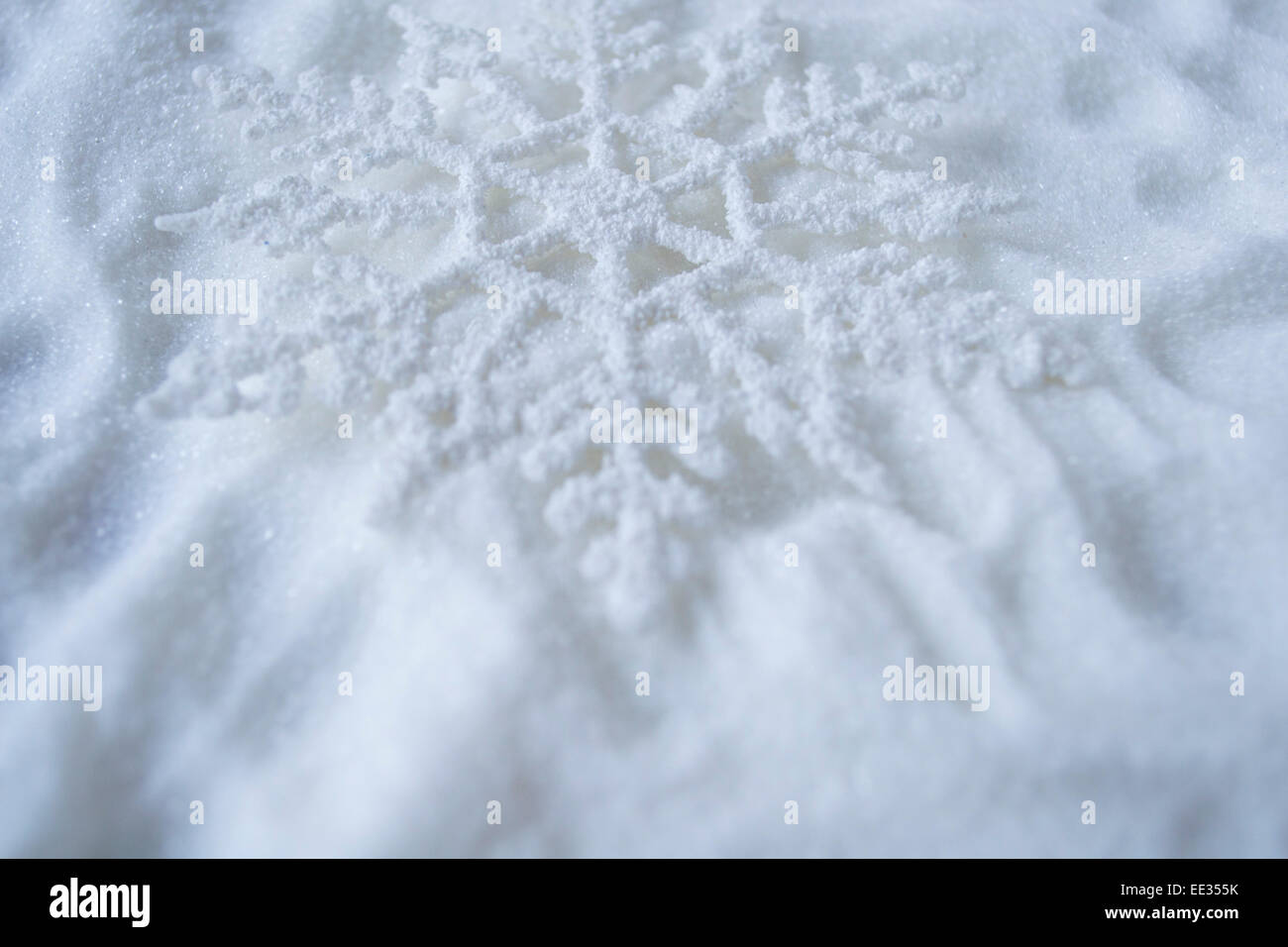 A snowflake in a bed of snow Stock Photo - Alamy