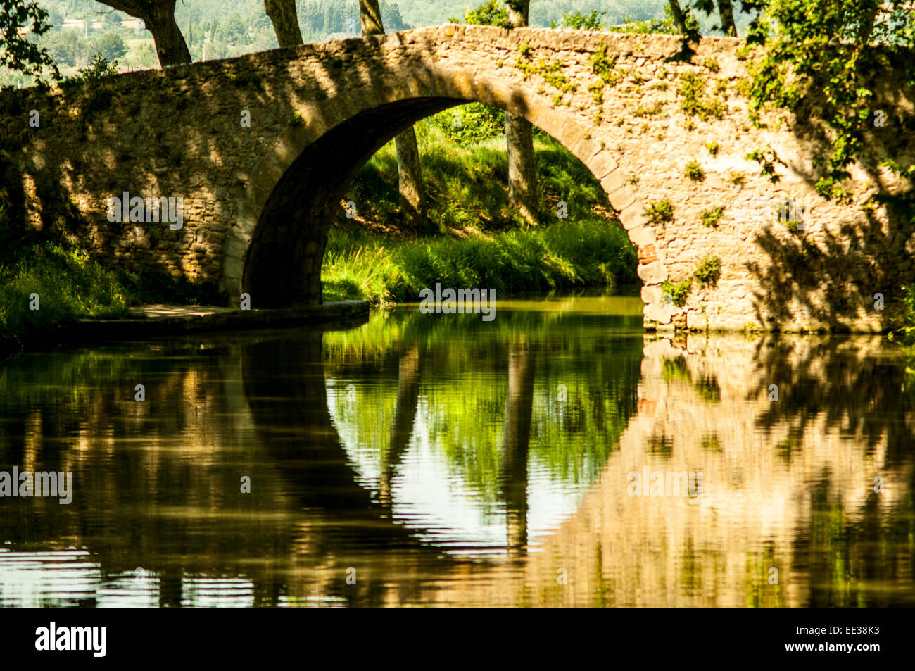 Stone bridge in the Canal du Midi, South France Stock Photo - Alamy