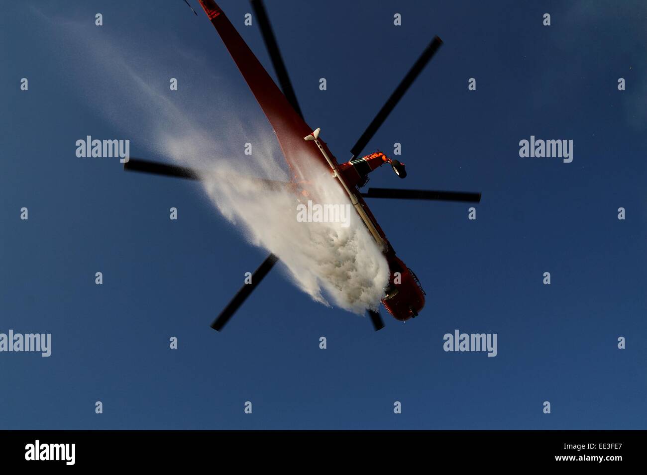 Helicopter drops water on fire Stock Photo - Alamy