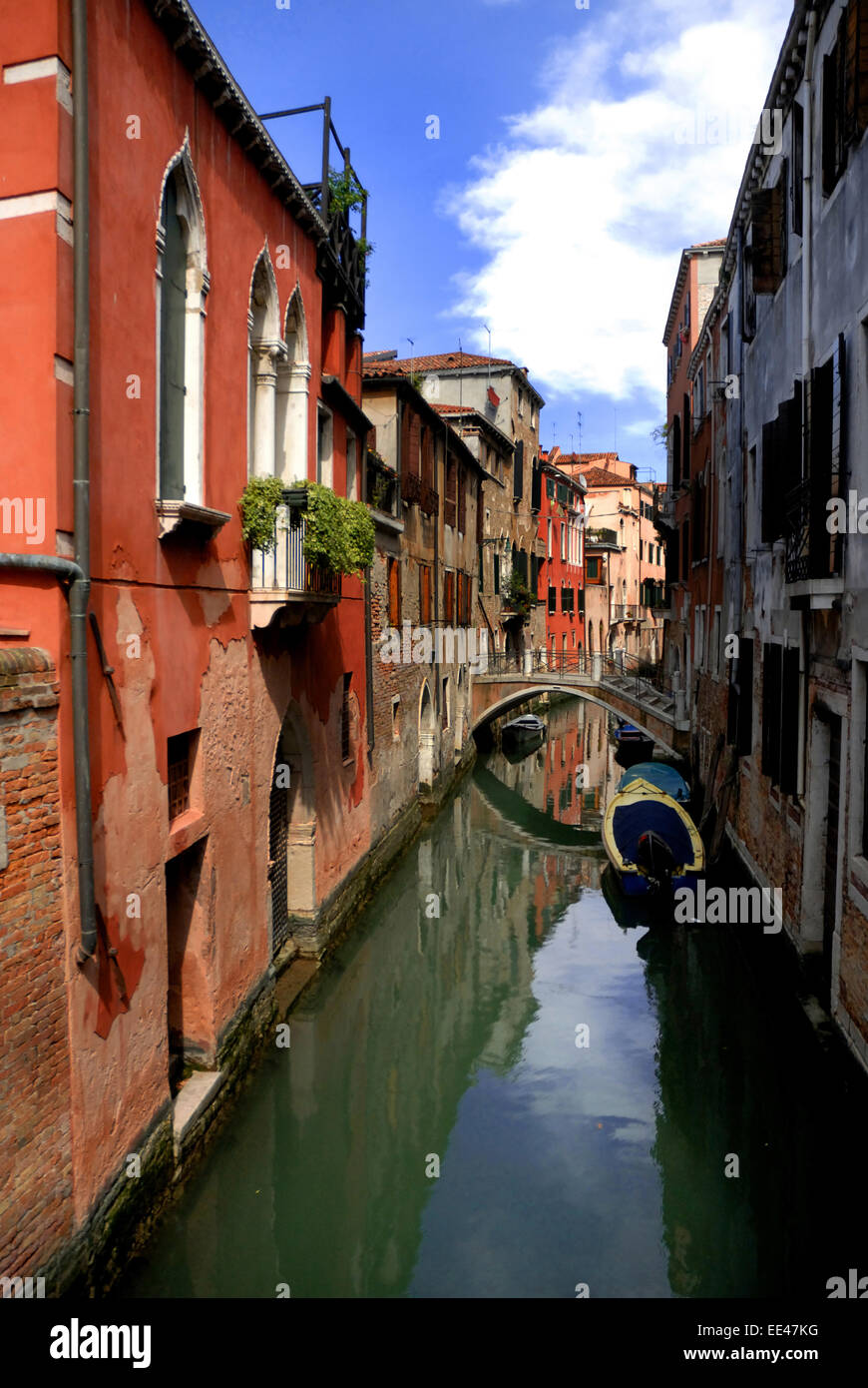 Venice canal building terracotta hi-res stock photography and images ...