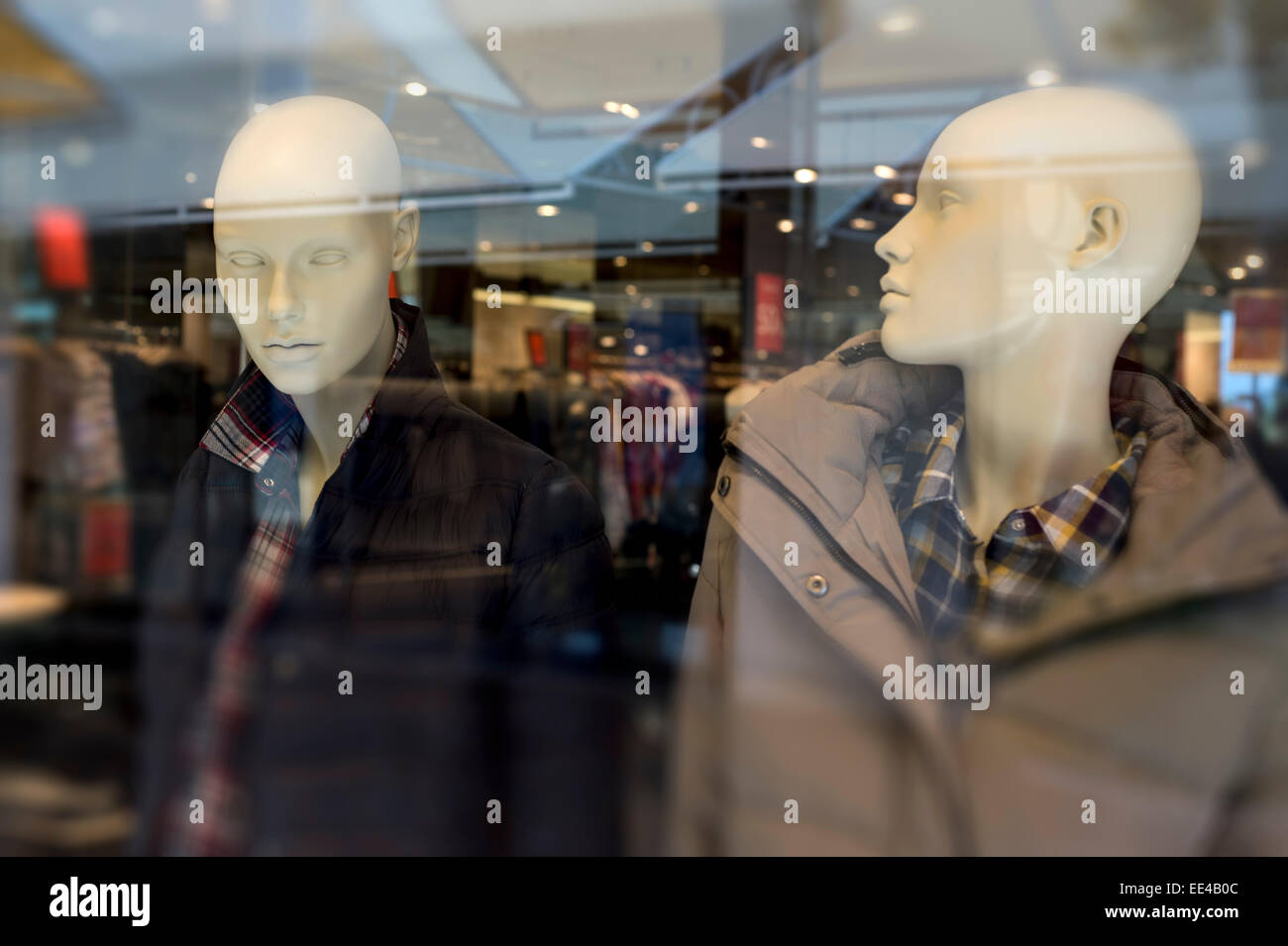 Shop window mannequins hi-res stock photography and images - Alamy