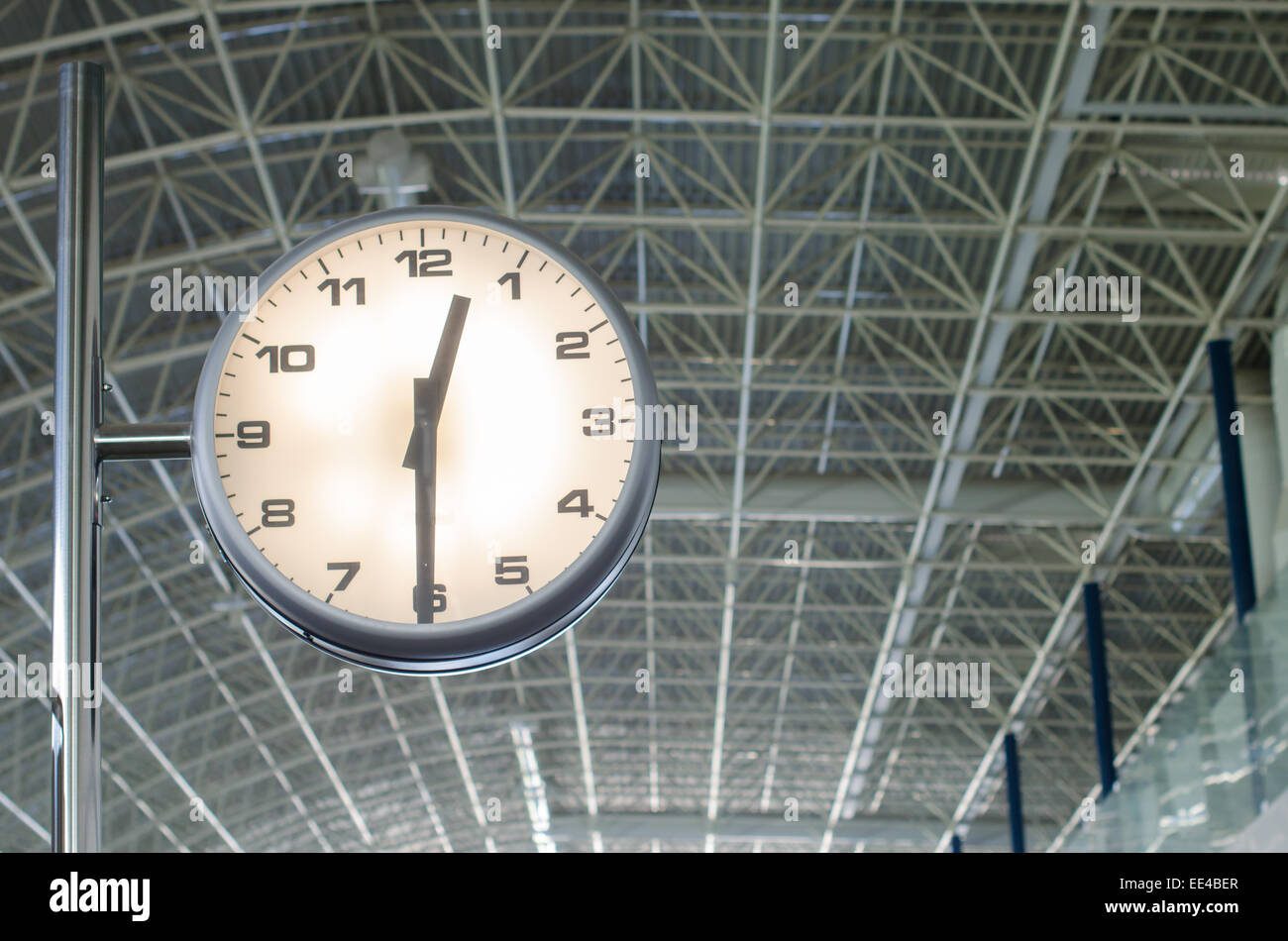 Airport clock hi-res stock photography and images - Alamy