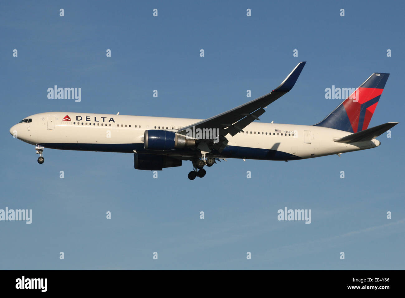 Delta aeroplane hi-res stock photography and images - Alamy