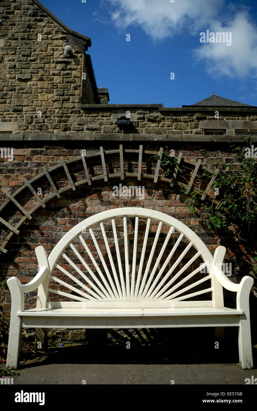Trellis bench hi-res stock photography and images - Alamy