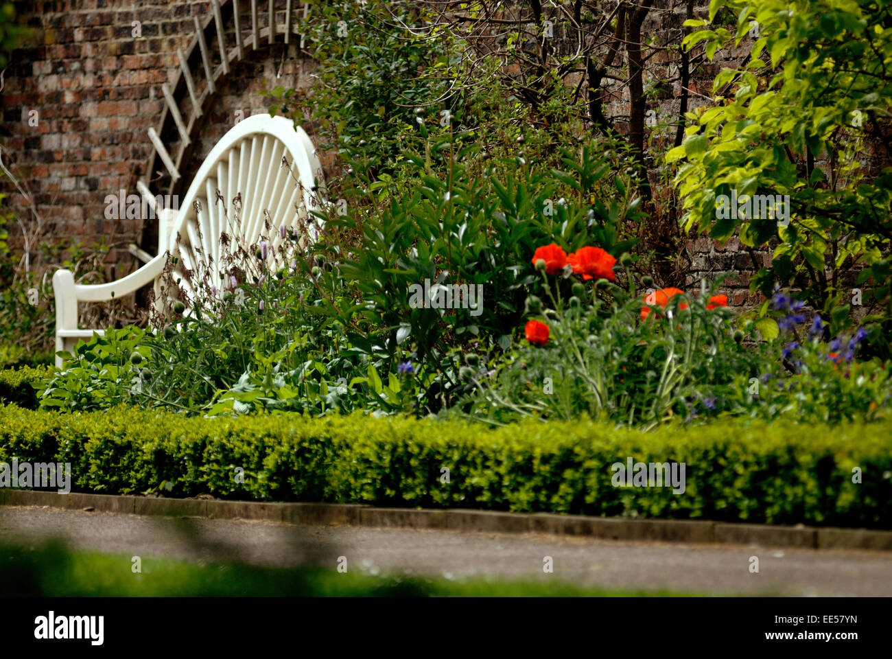 Trellis bench hi-res stock photography and images - Alamy