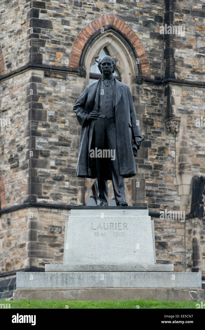 Laurier parliament hill statue hi-res stock photography and images - Alamy