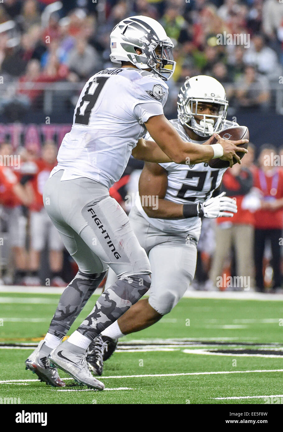Oregon Ducks quarterback Marcus Mariota (8) hands off to Oregon Ducks ...