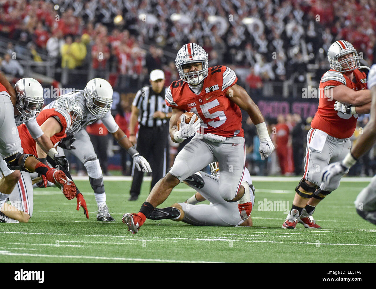 Ohio State Buckeyes running back Ezekiel Elliott (15) carries the ball ...