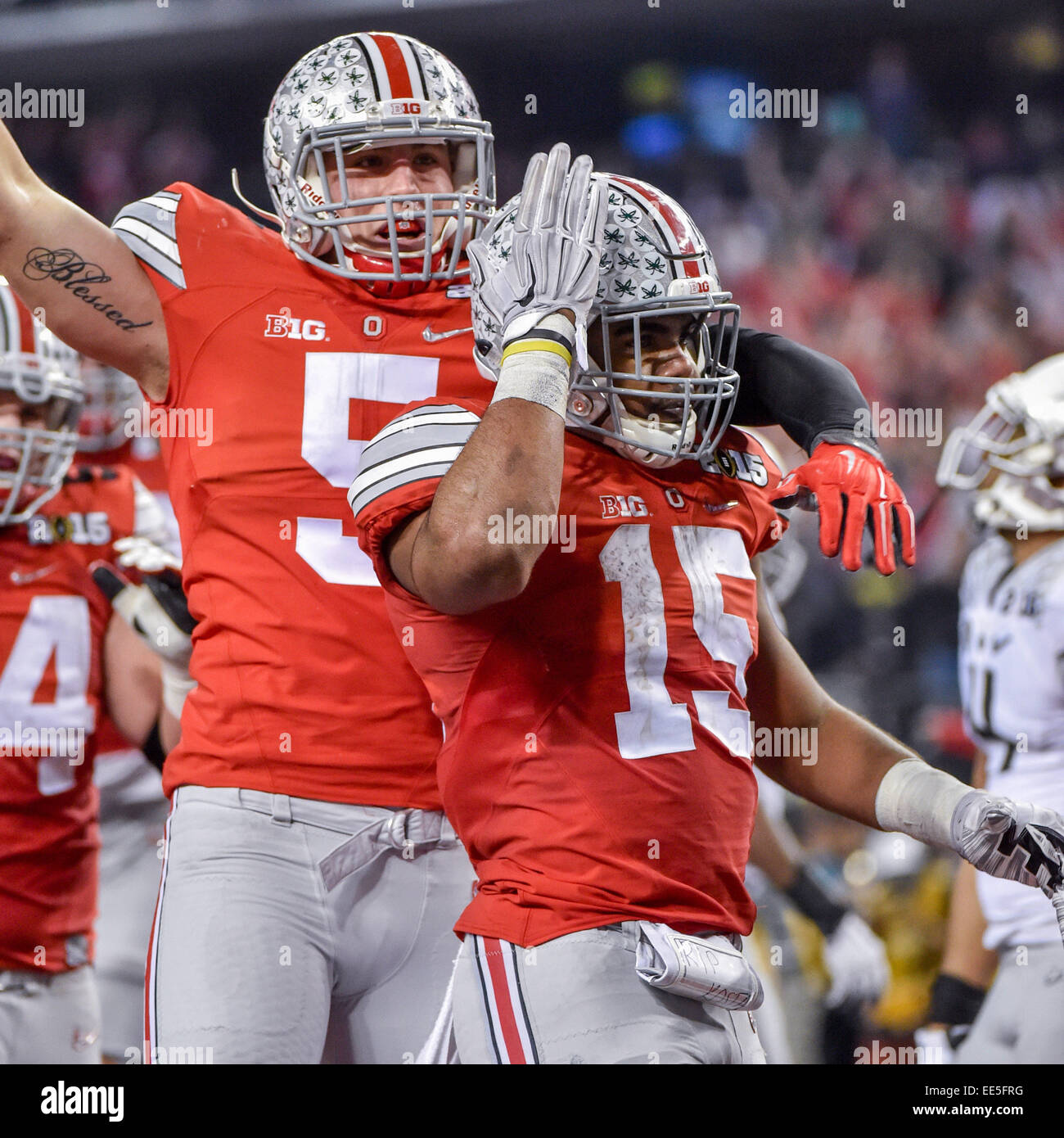 Ohio State Buckeyes running back Ezekiel Elliott (15) carries the ball ...