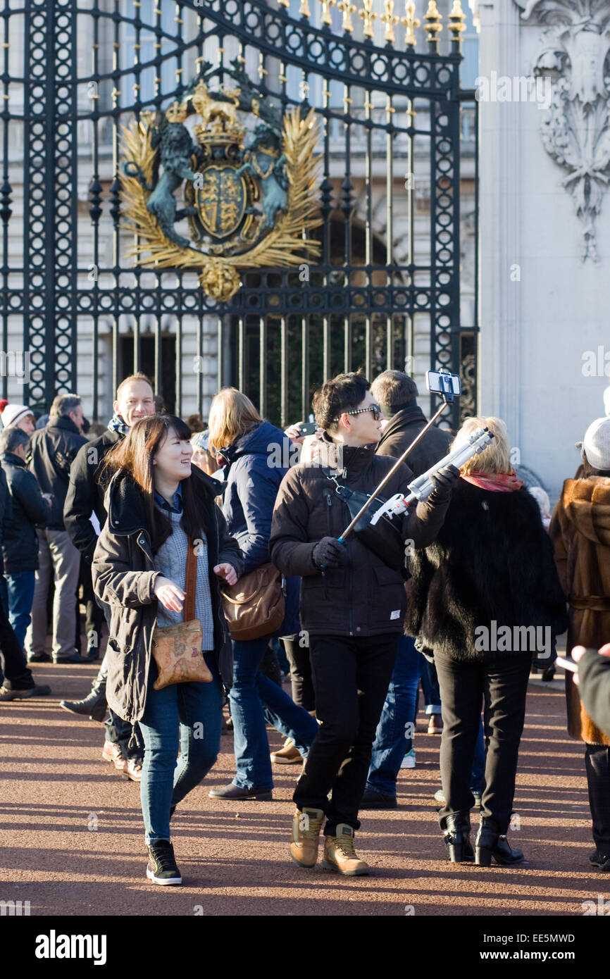 Tourists gathering outside the residence of the Queen of England ...