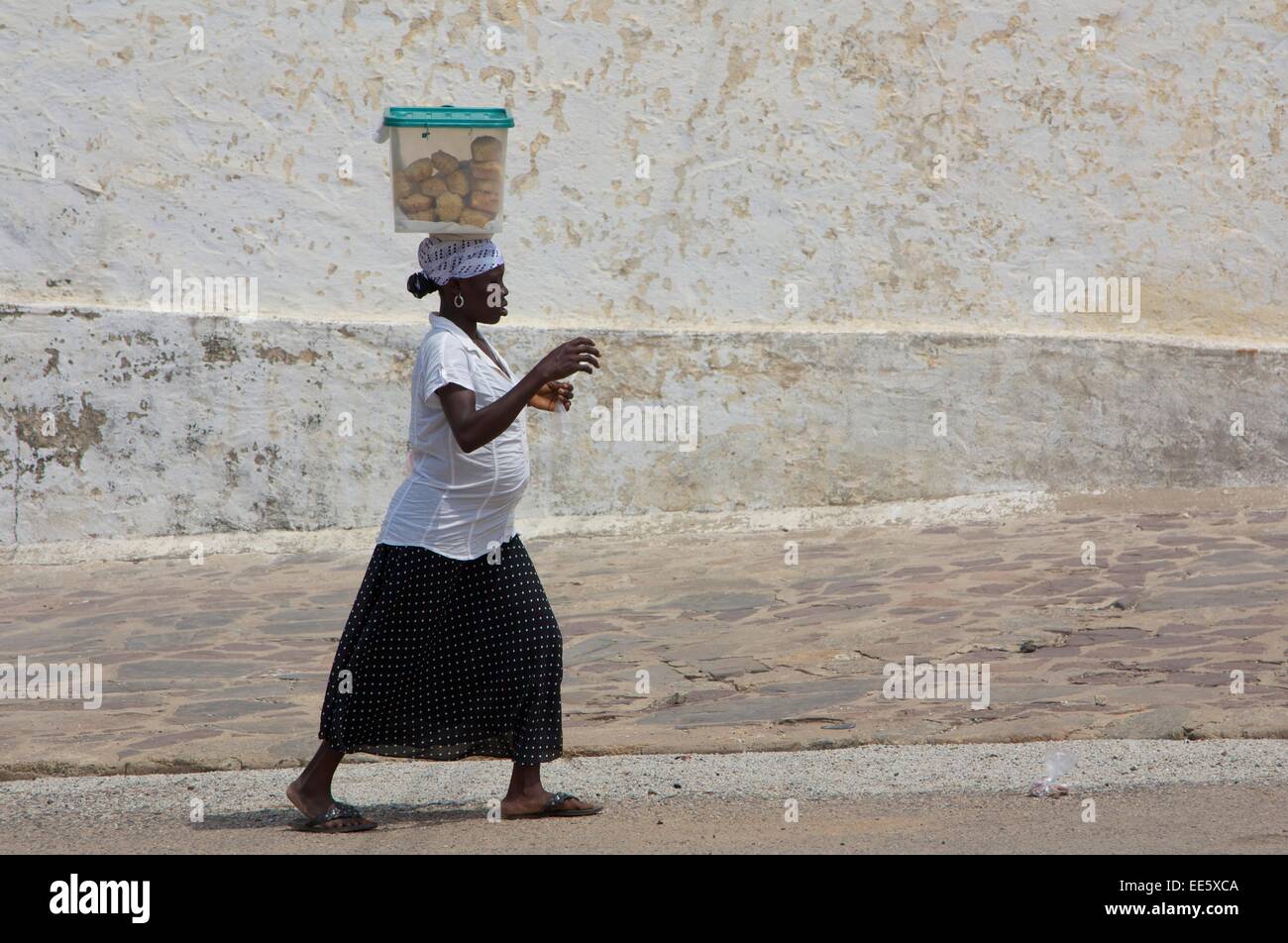 Ghana woman carrying food hi-res stock photography and images - Alamy