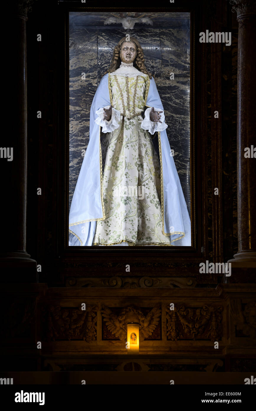 Statue church interior hi-res stock photography and images - Alamy