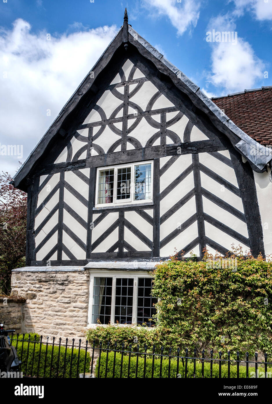A half timbered Tudor building in Helmsley town Stock Photo - Alamy