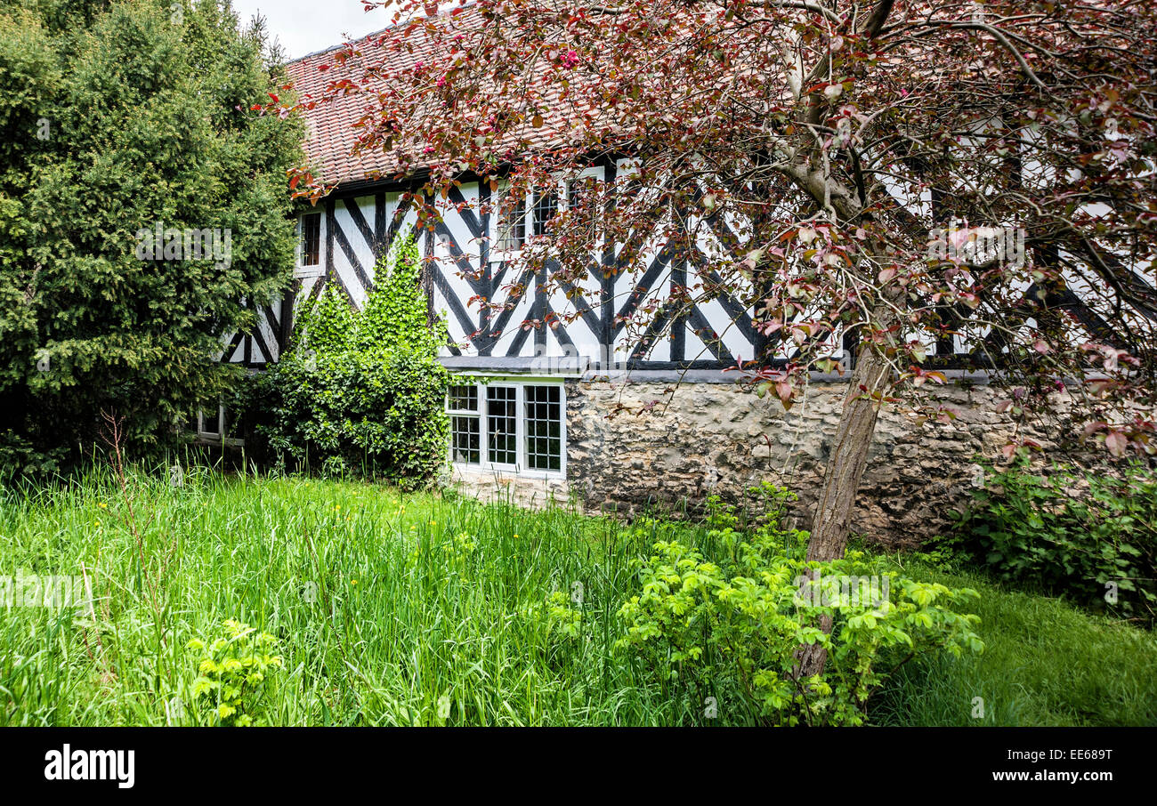 Half timbered tudor building hi-res stock photography and images - Alamy