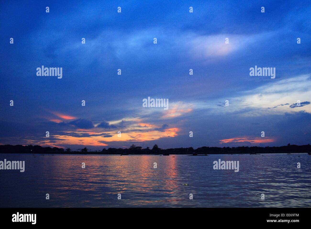 Bangladesh 2015. Sunset over Surma River in Sunamganj Stock Photo - Alamy