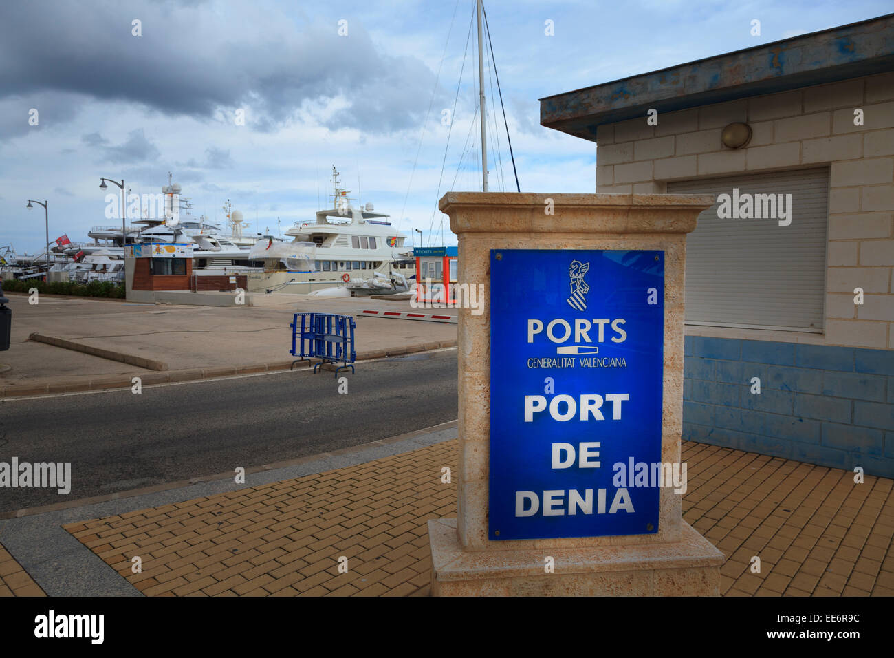 Entrance to docks hi-res stock photography and images - Alamy