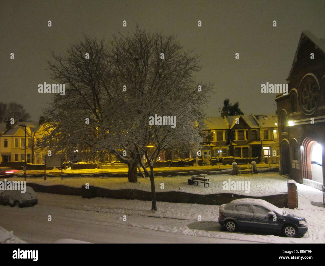 Snowy street at night uk hi-res stock photography and images - Alamy