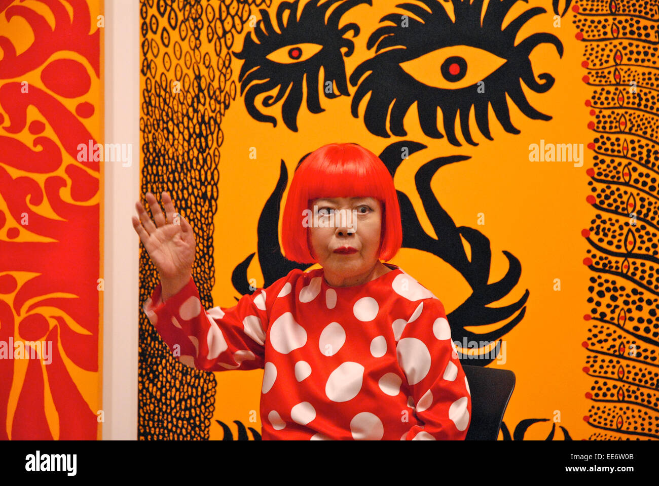 yayoi kusama waves to the press at tate modern Stock Photo - Alamy