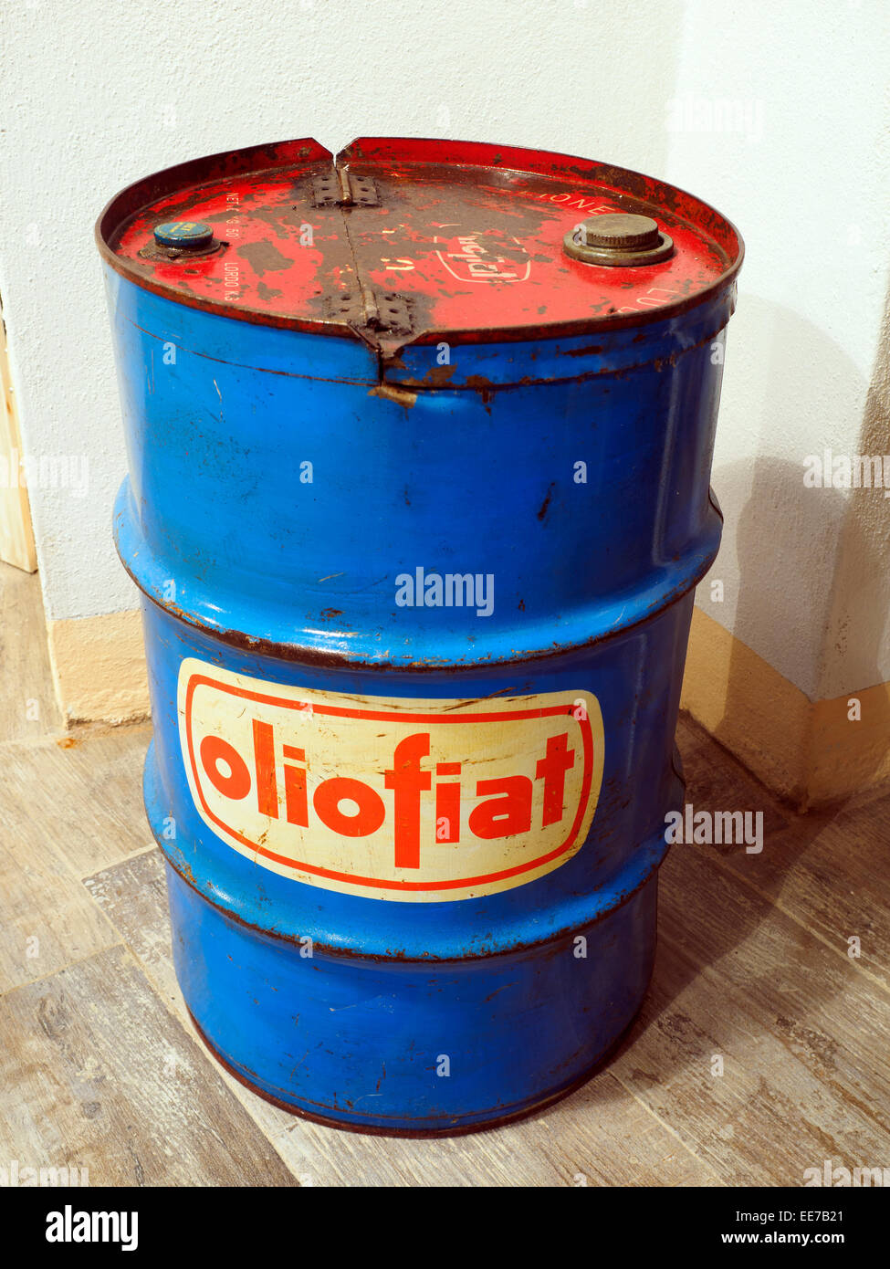 Old FIAT motor oil can Stock Photo - Alamy