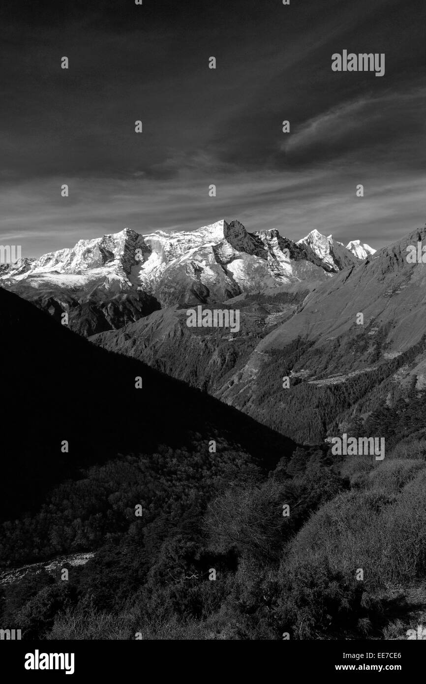 Dudh koshi valley Black and White Stock Photos & Images - Alamy