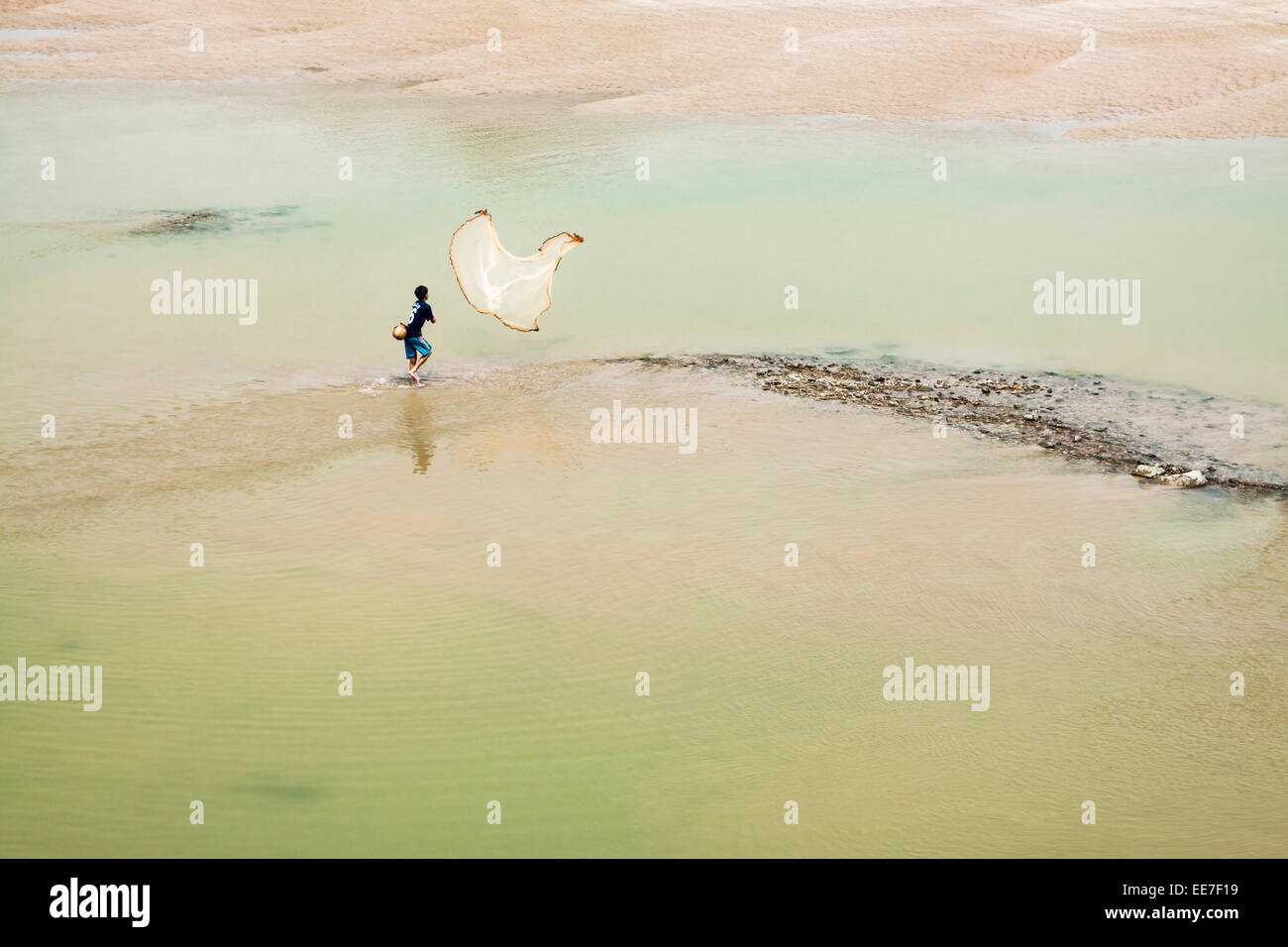 Fisherman throwing net in river hi-res stock photography and images - Alamy