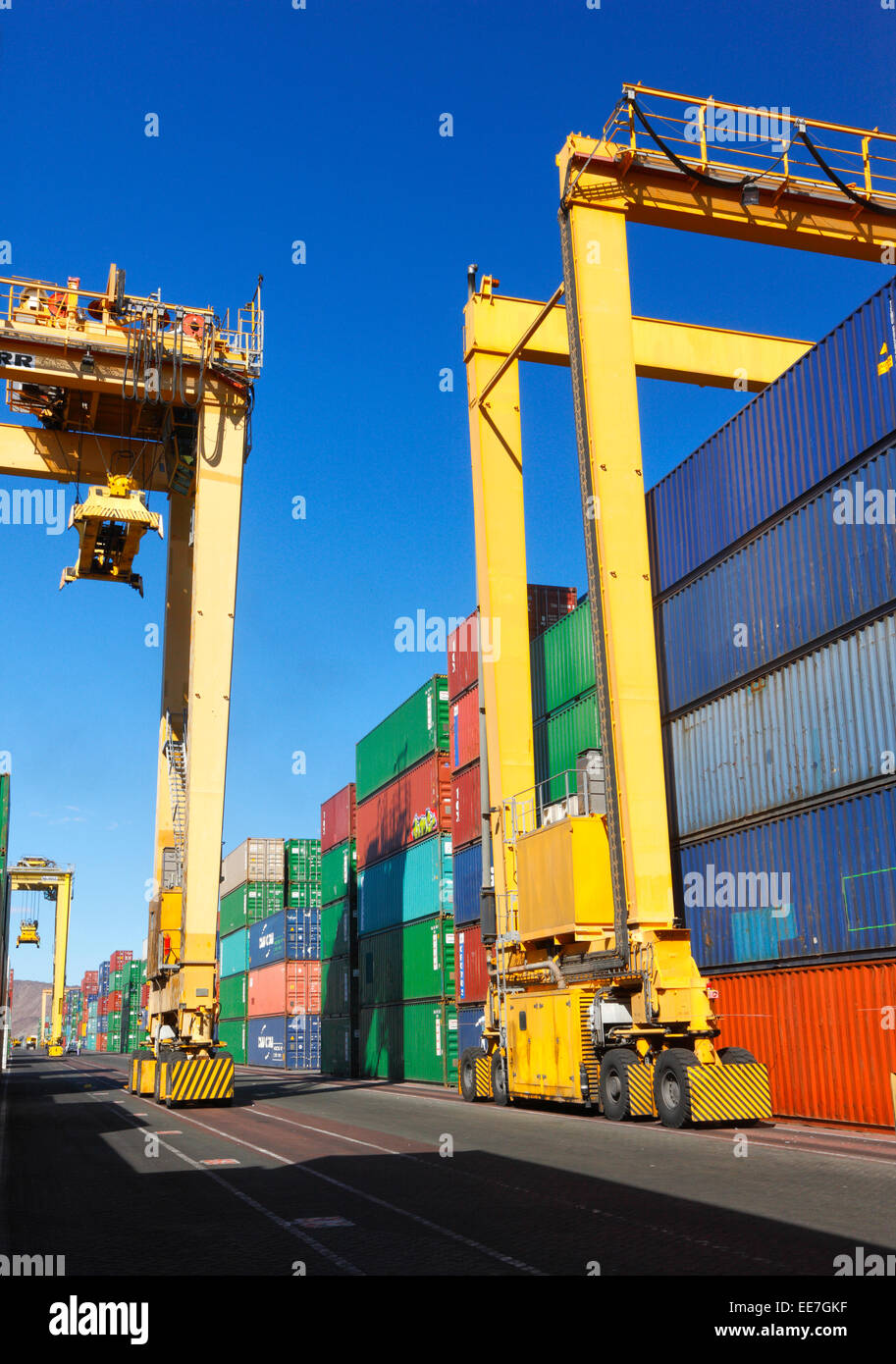Shipping containers crane hi-res stock photography and images - Alamy