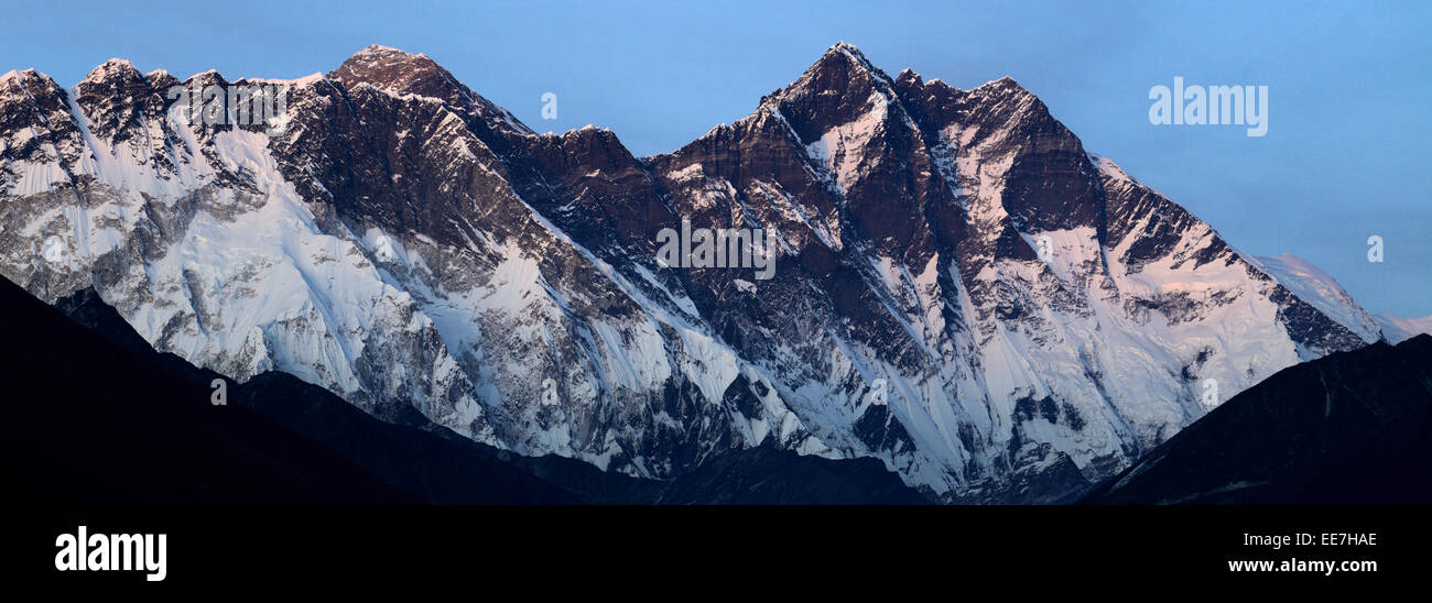 Sunset over the Snow Capped Mount Everest mountain, Everest base camp ...