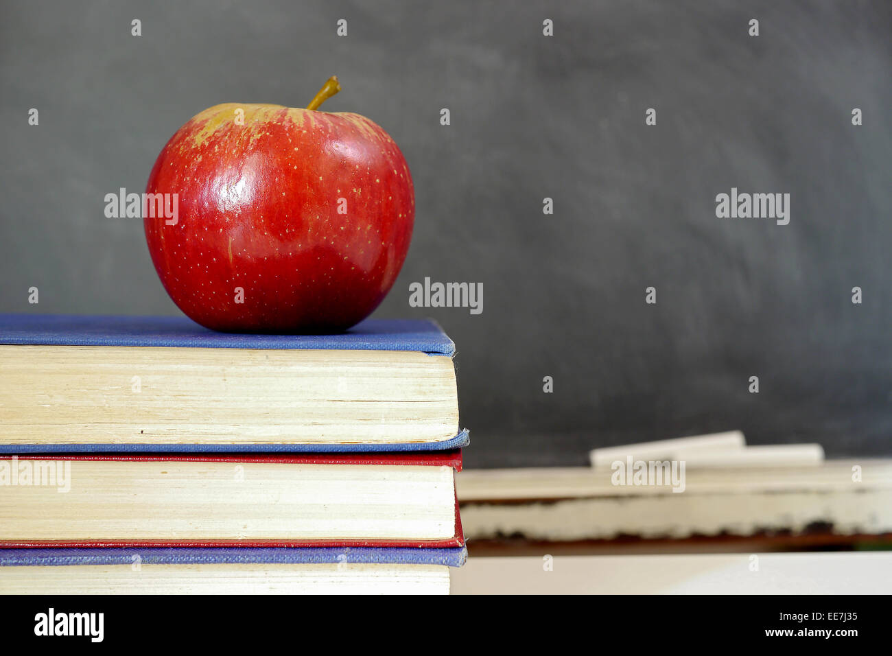 School apple chalkboard hi-res stock photography and images - Alamy