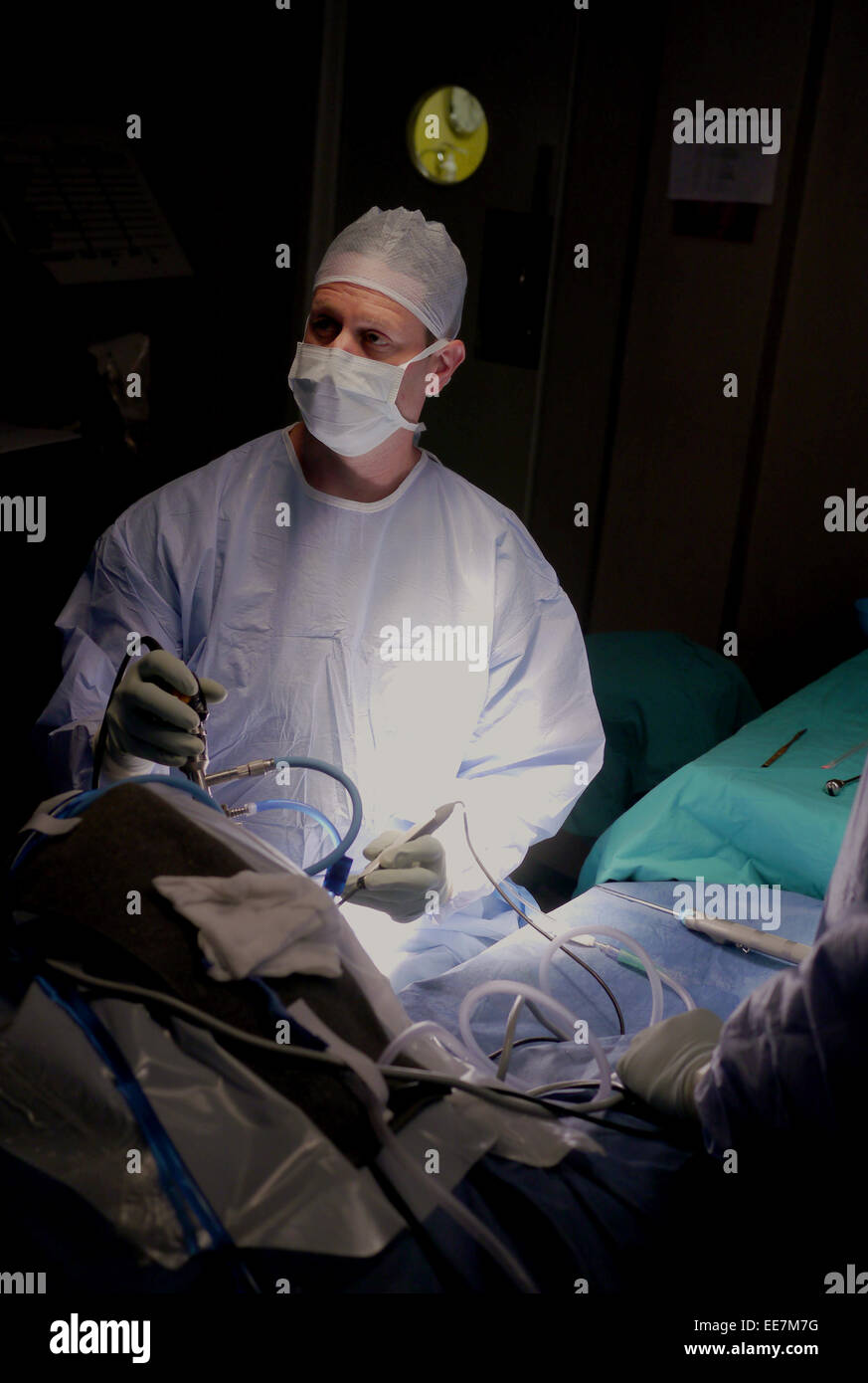 doctor performing surgery Stock Photo - Alamy