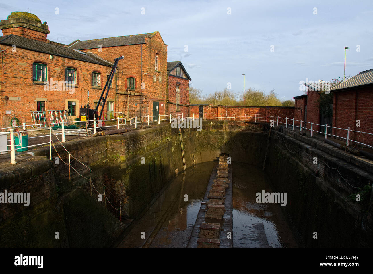 Wharfside crane hi-res stock photography and images - Alamy