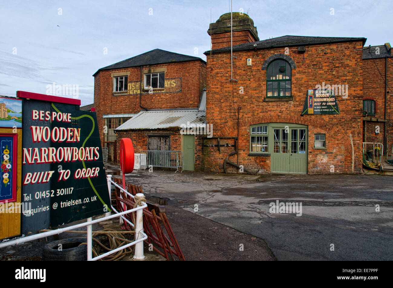 Wharfside crane hi-res stock photography and images - Alamy
