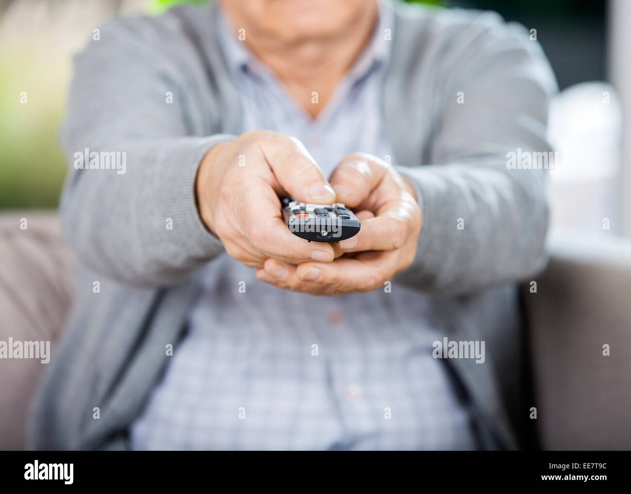 Man holding tv remote hi-res stock photography and images - Alamy