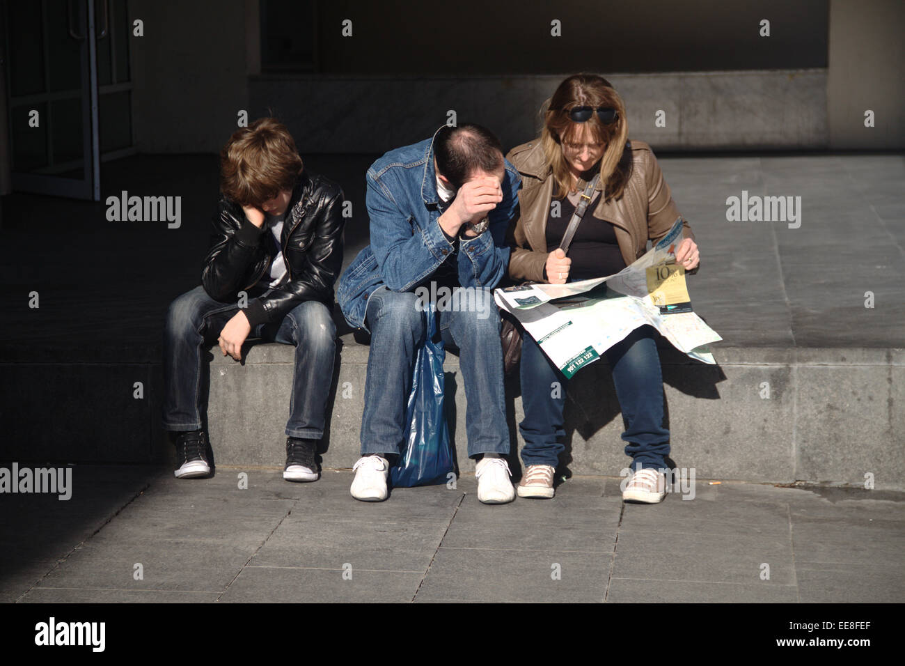 Tourists sitting in shade hi-res stock photography and images - Alamy
