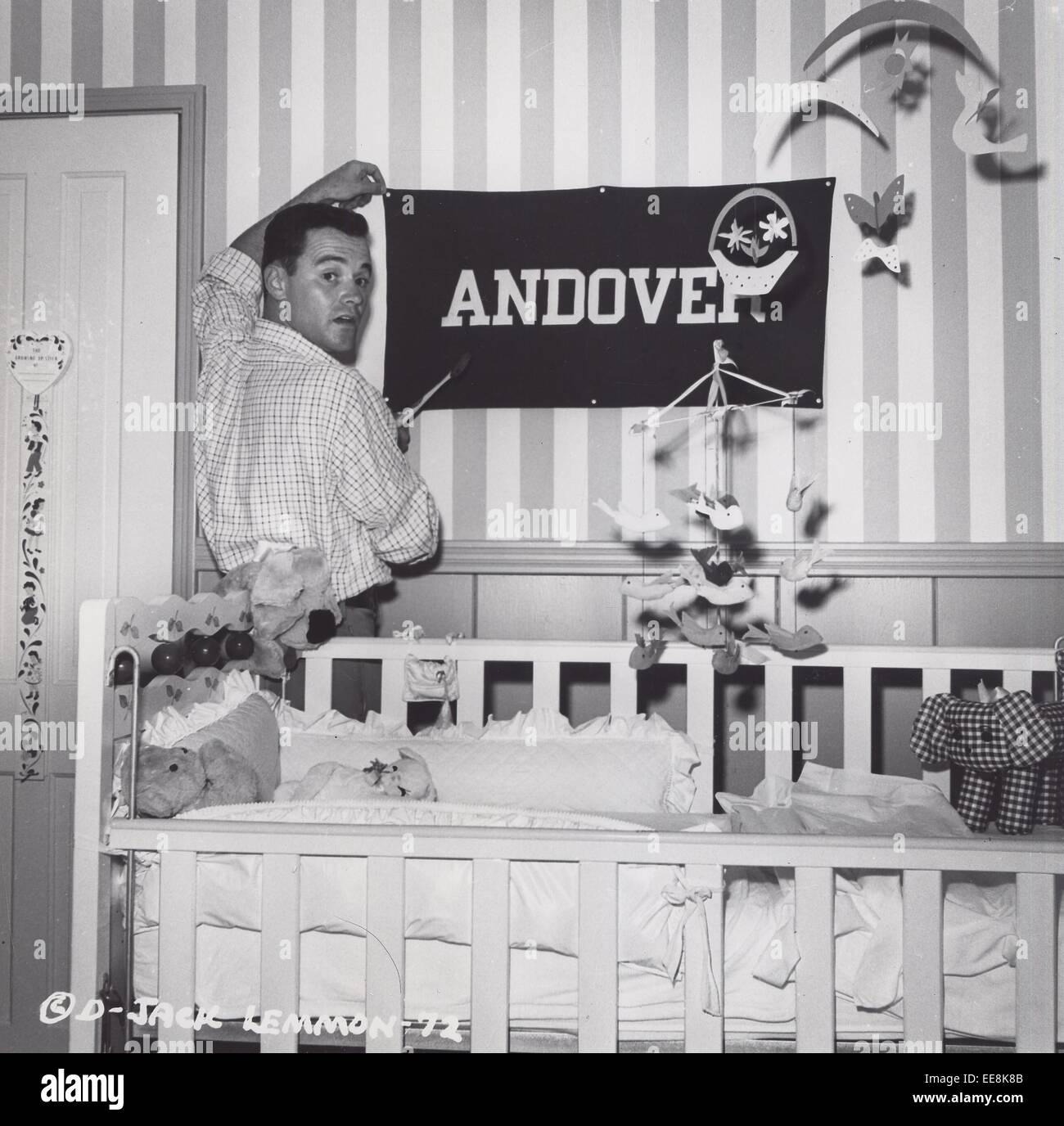 JACK LEMMON at his son Chirs bedroom in his house 1968. © Smp/Globe ...