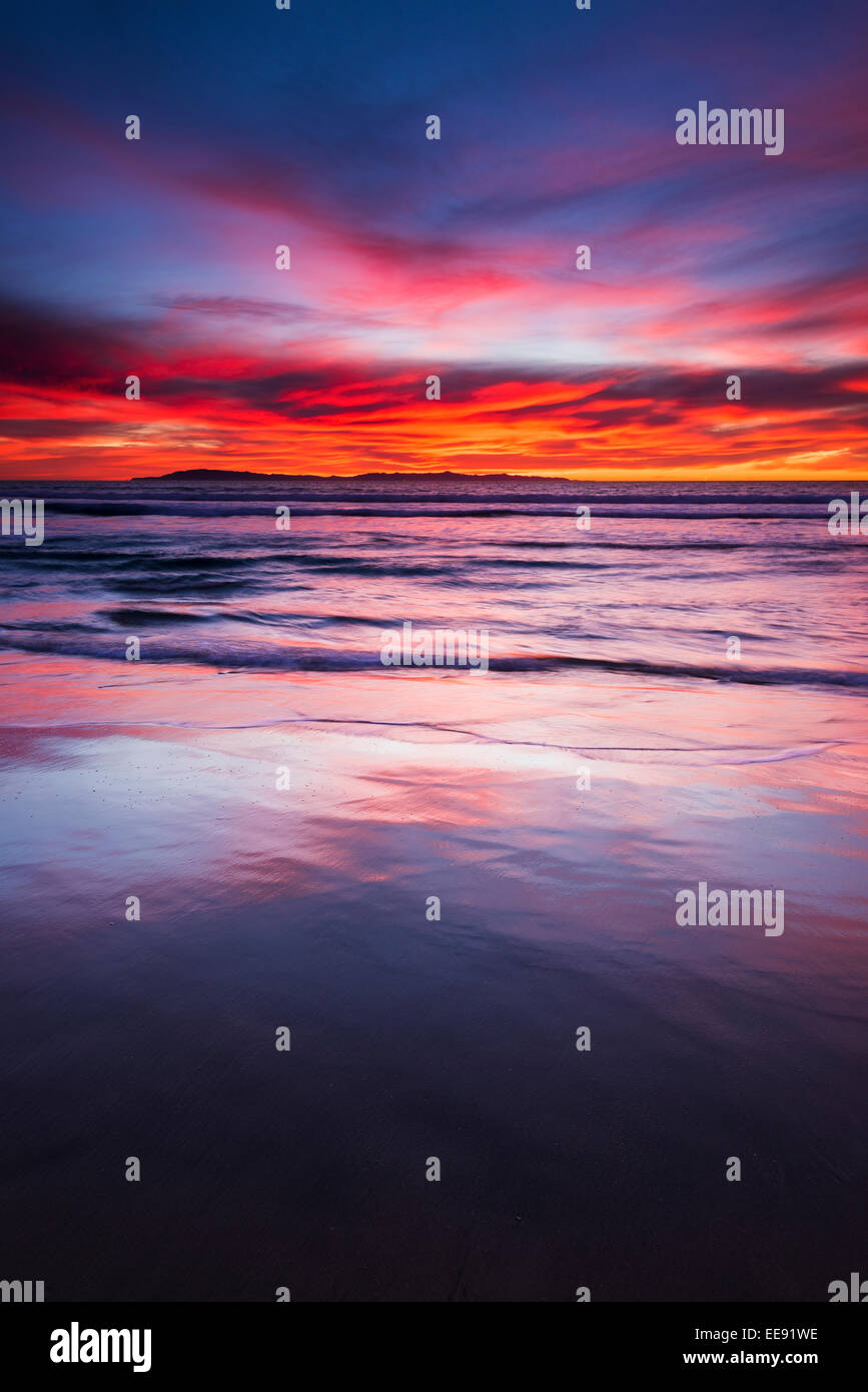 Sunset over the Channel Islands from San Buenaventura State Beach ...