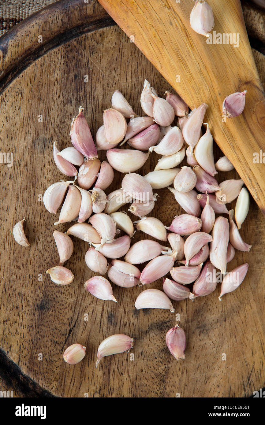 Organic garlic background Stock Photo - Alamy